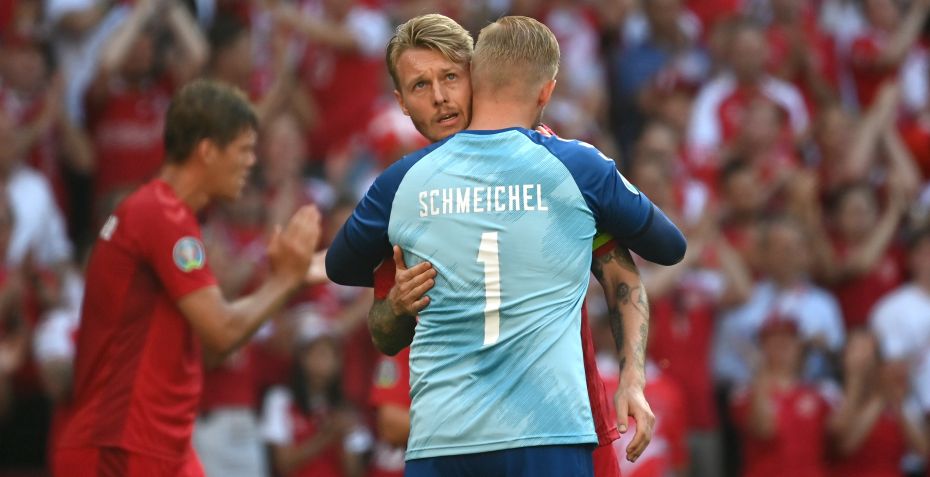 Undrer du dig også? Derfor spiller Danmark med sørgebind