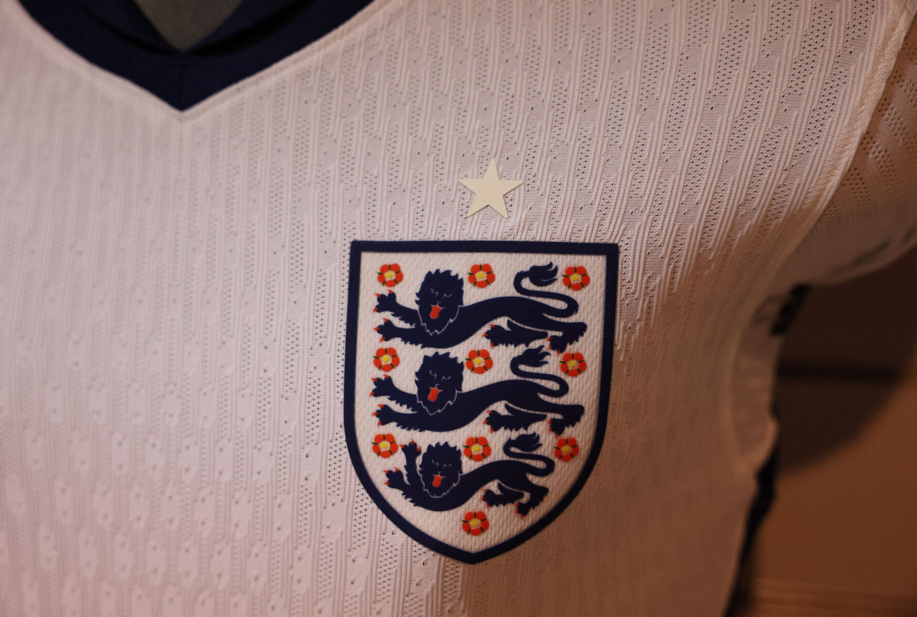 Her er forklaringen: Derfor spiller England uden navne på trøjerne