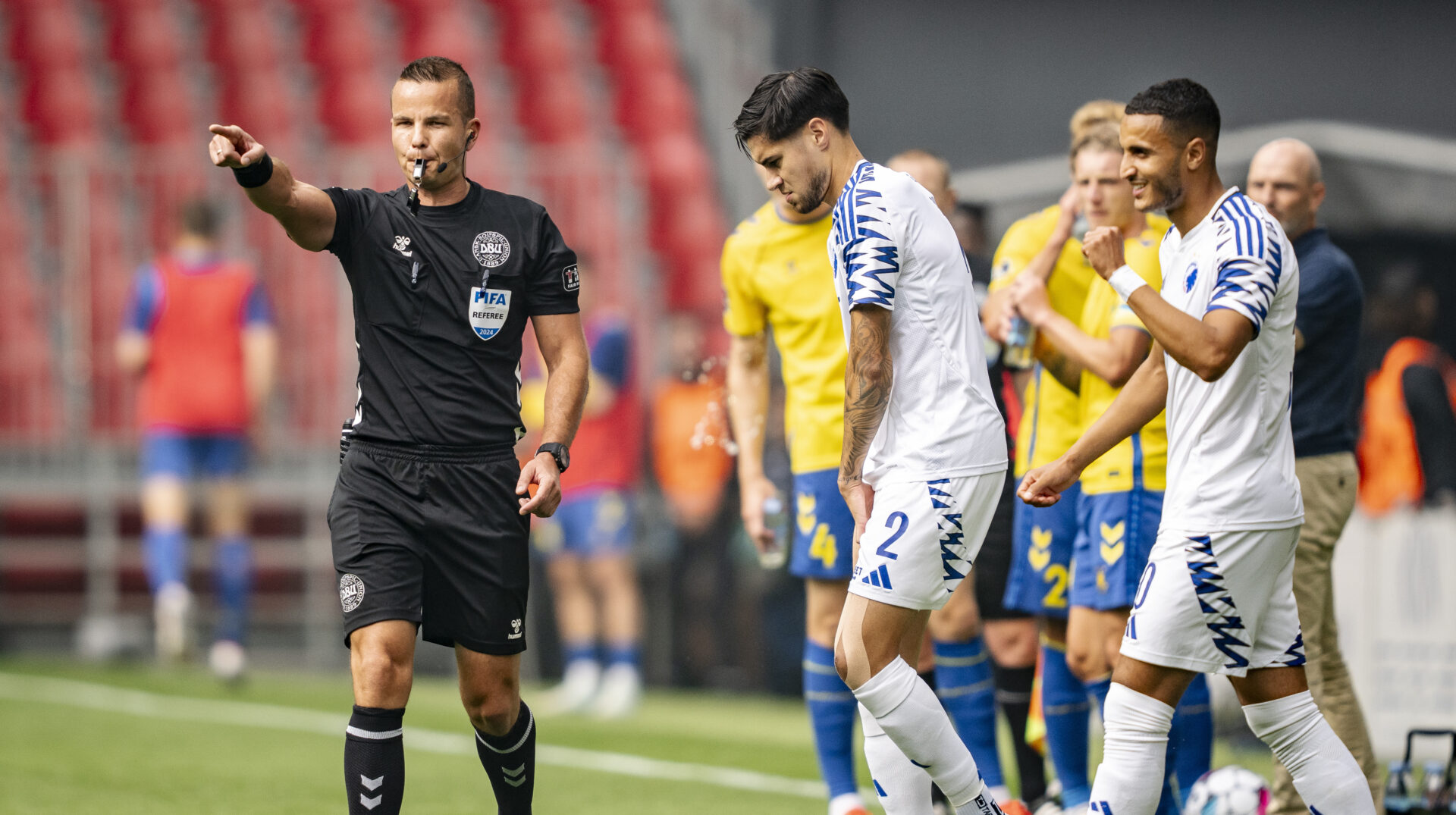 Dansk dommer dømmer England