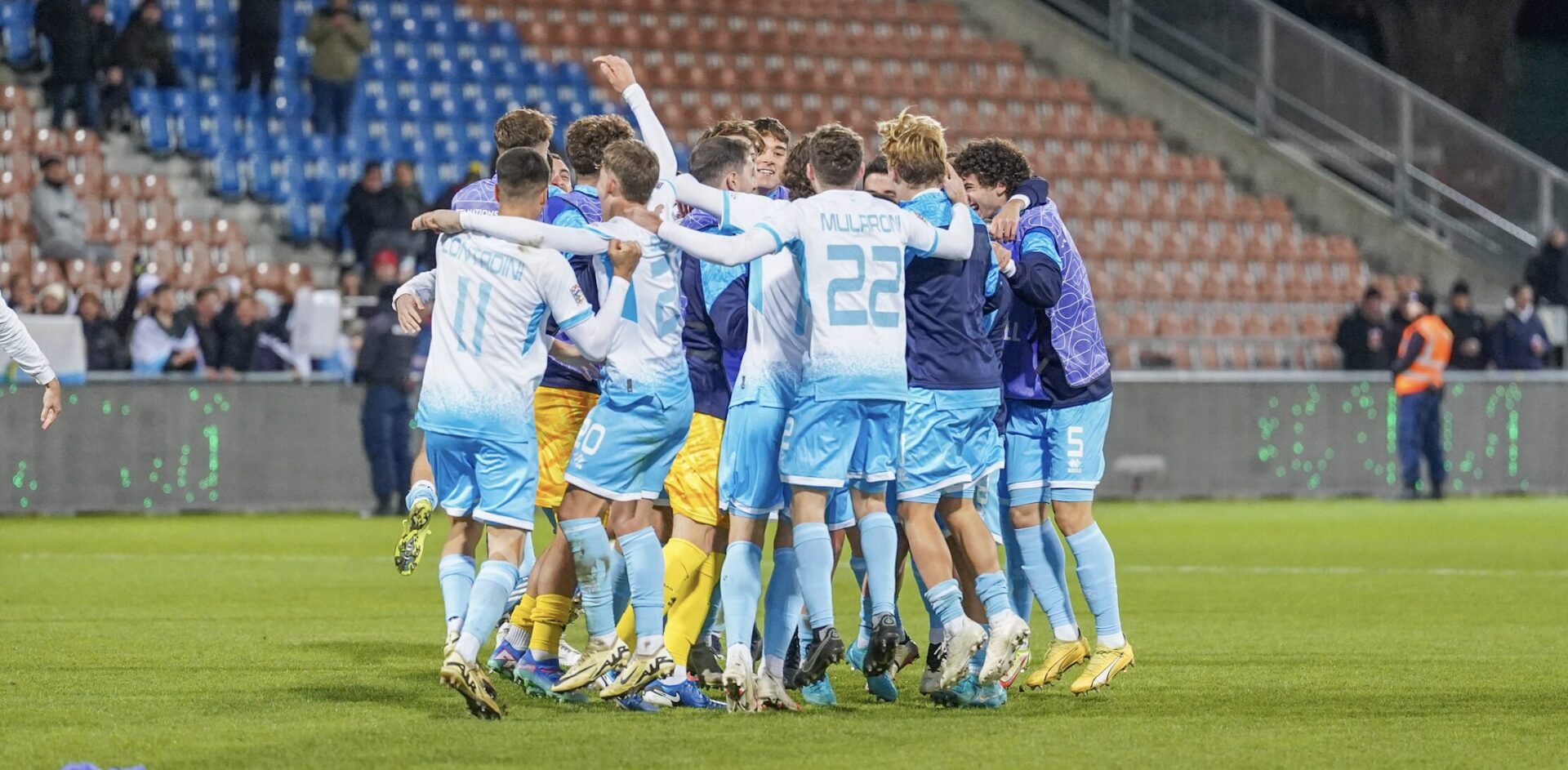 Verdens dårligste landshold i vild triumf