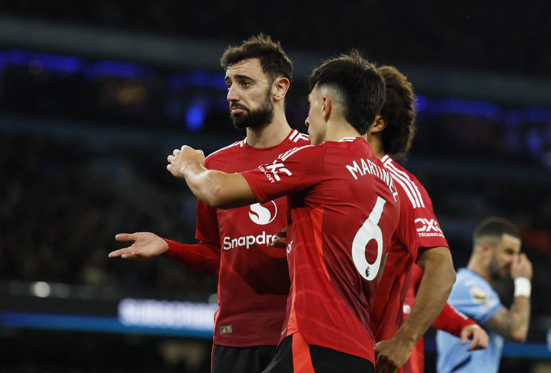 Manchester United stjæler tre point i vanvittigt derby