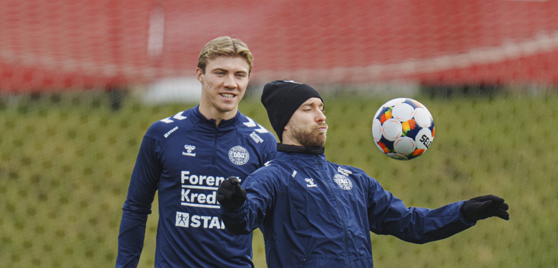 Christian Eriksen og Rasmus Højlund til grin