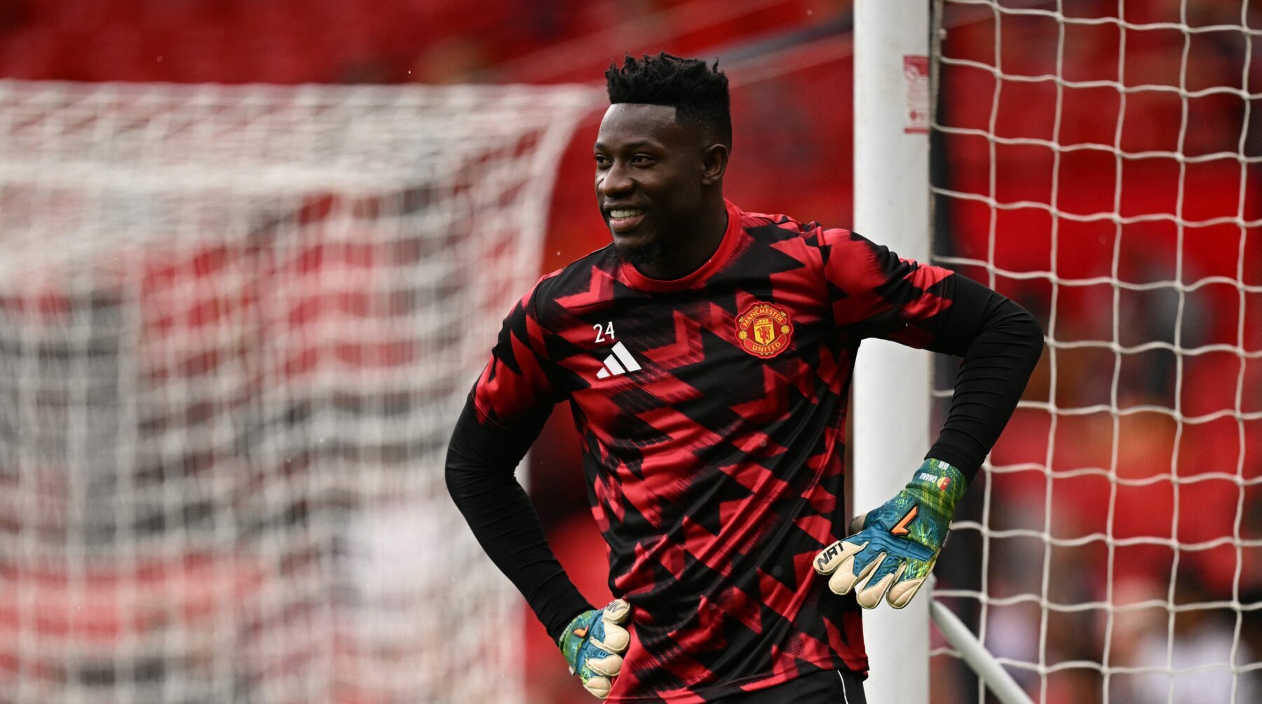 André Onana går amok på fan