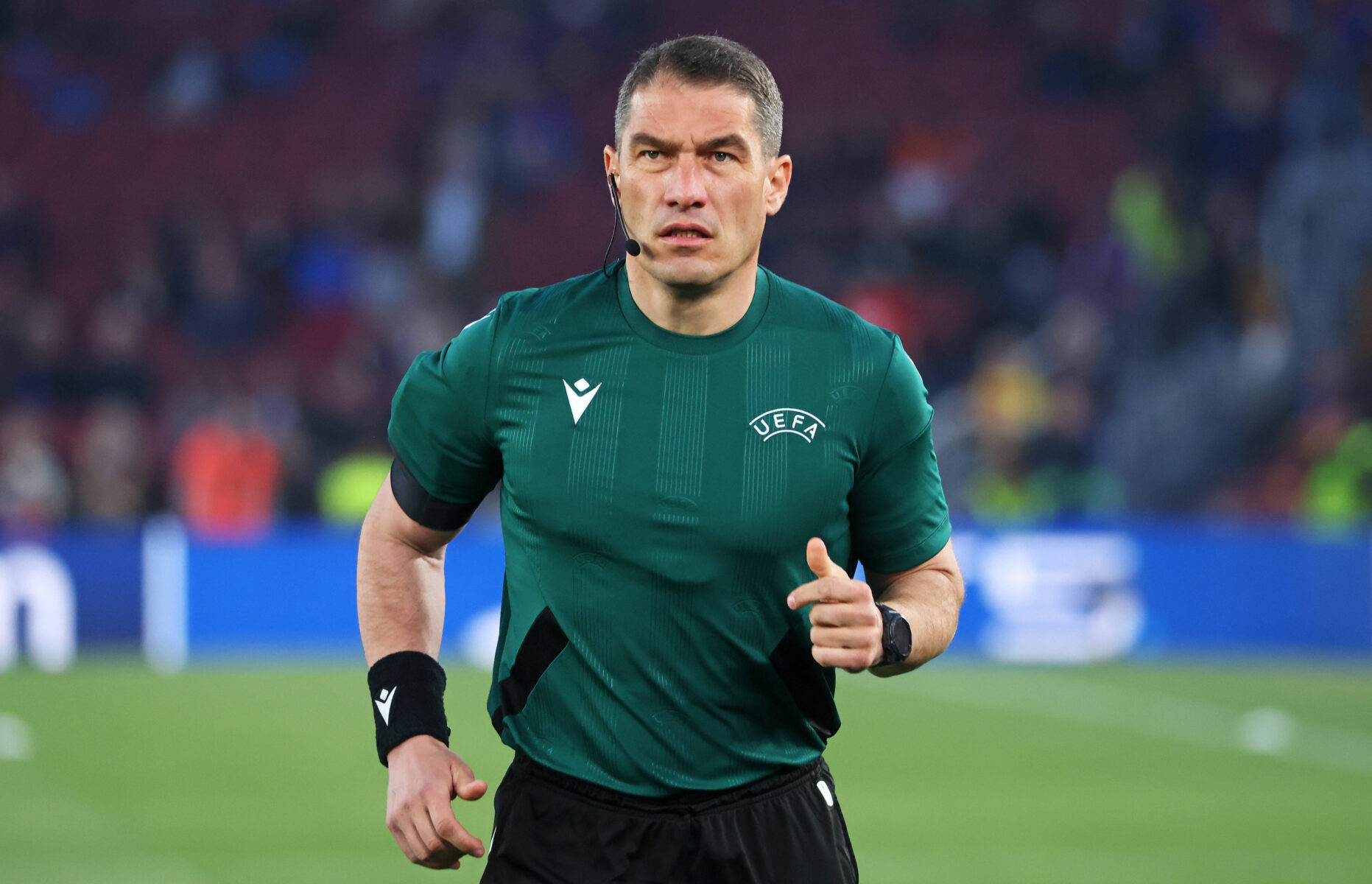 Nu falder hammeren: Stjernedommer smidt ud af Champions League efter ...